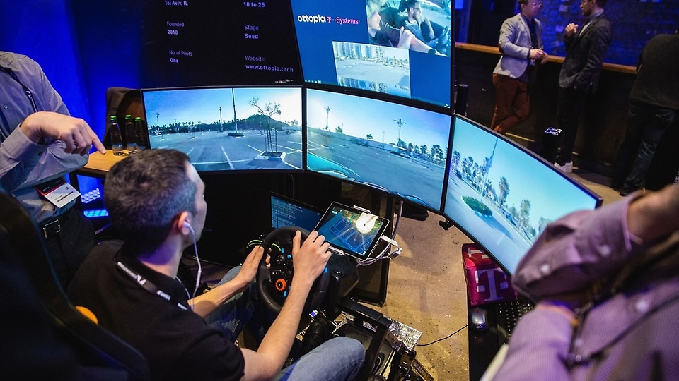 STARTUP AUTOBAHN - The highway for high-tech startups to Mercedes-Benz ...