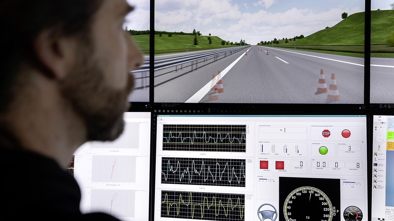 Simulators of today and tomorrow | Mercedes-Benz Group > Innovations ...