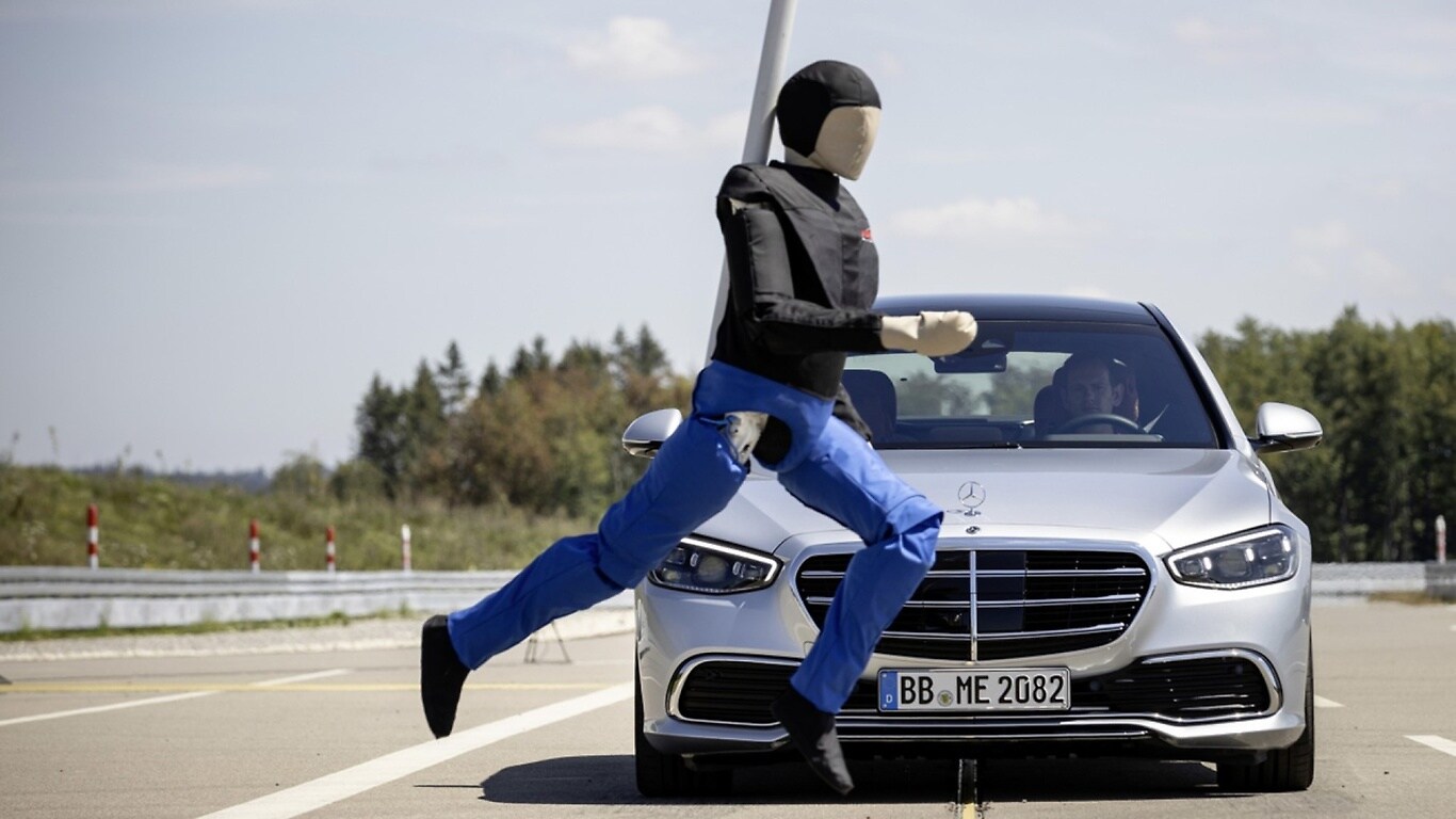 Mercedes-Benz pedestrian emergency braking system | Mercedes-Benz Group ...
