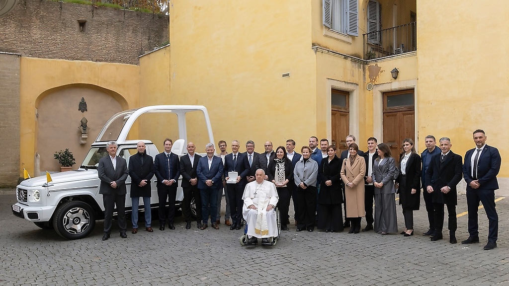 First electric “Popemobile” from Mercedes-Benz | Mercedes-Benz Group ...
