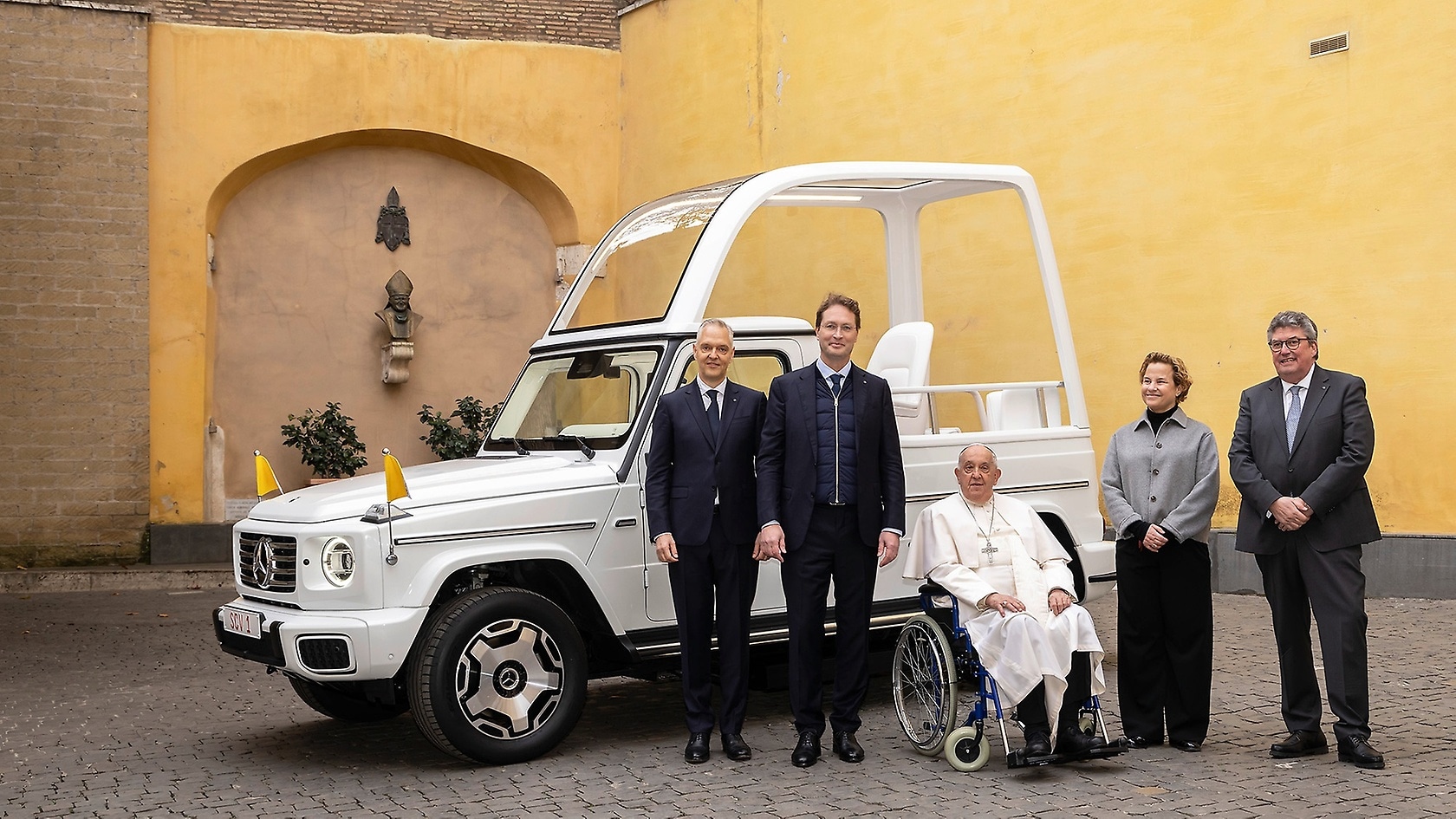 First electric “Popemobile” from Mercedes-Benz | Mercedes-Benz Group ...