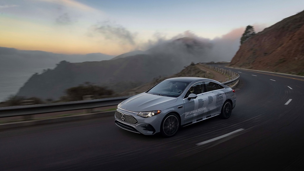 MB.DRIVE ASSIST PRO: Navigation and driving assistance merge | Mercedes ...