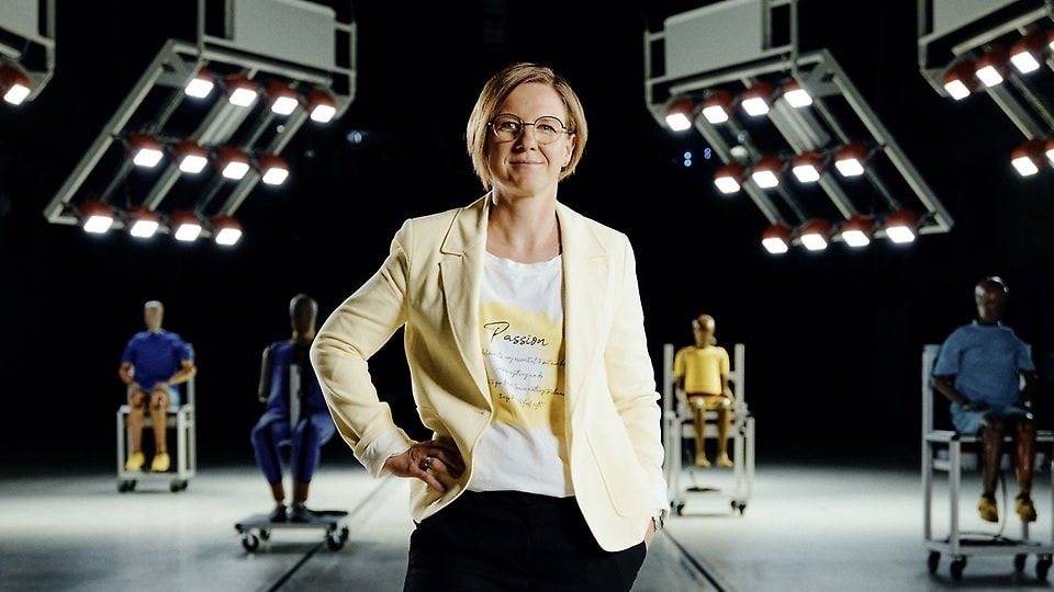 Female crash test dummies at Mercedes-Benz | Mercedes-Benz Group ...
