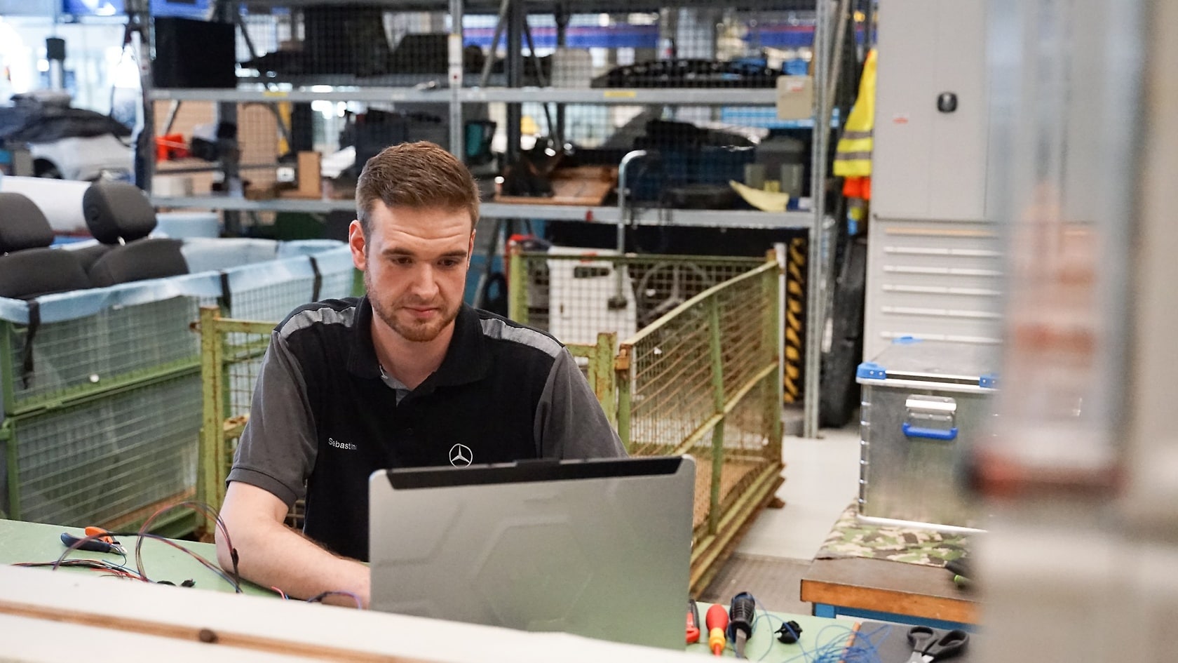 „Wir bringen neueste Elektronik auf die Teststrecke!“ | Mercedes-Benz ...