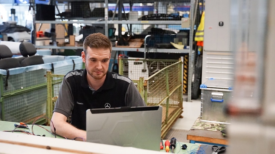 „Wir bringen neueste Elektronik auf die Teststrecke!“ | Mercedes-Benz ...