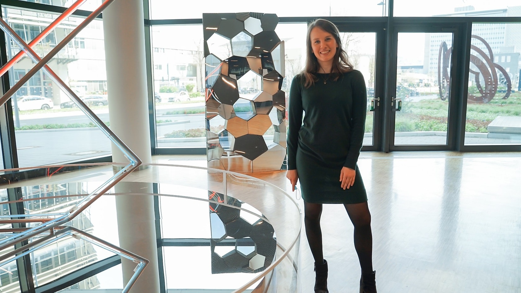 Making the right decision in difficult situations | Mercedes-Benz Group ...