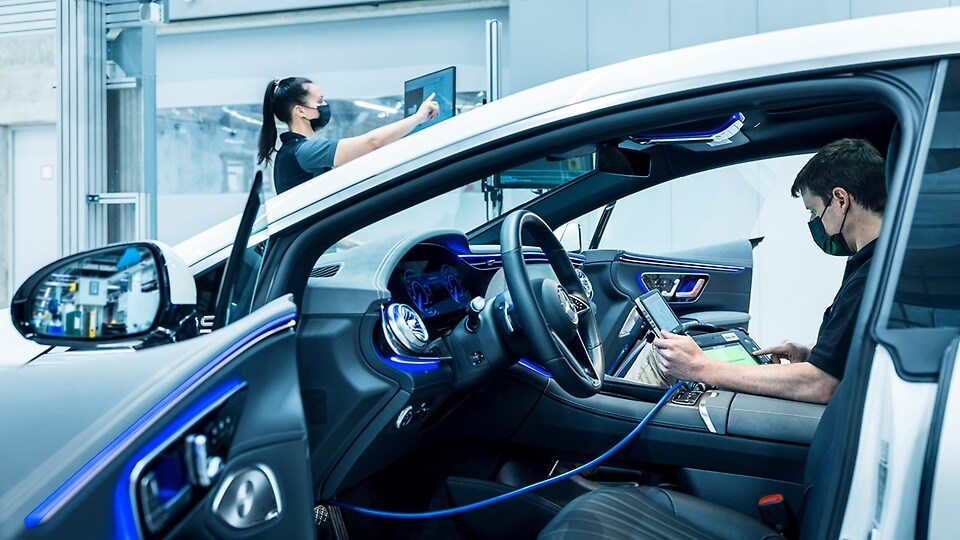 Mercedes-Benz Operating System, software developer | Mercedes-Benz ...