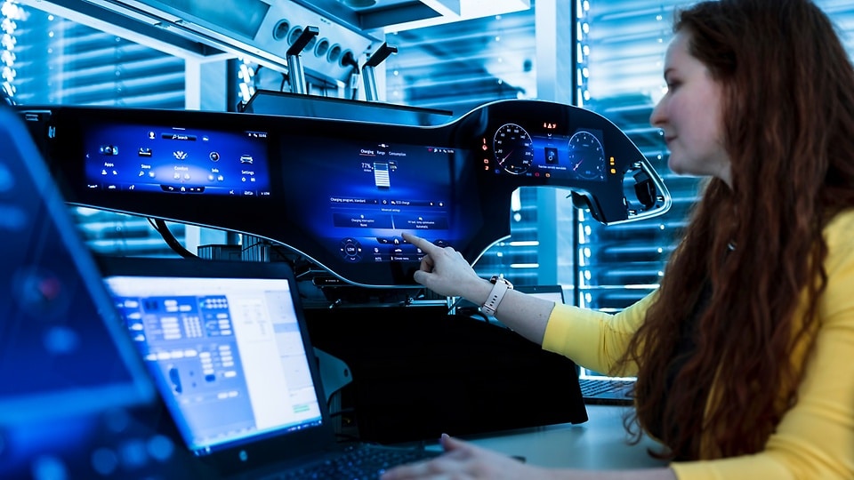 Mercedes-Benz Operating System, software developer | Mercedes-Benz ...