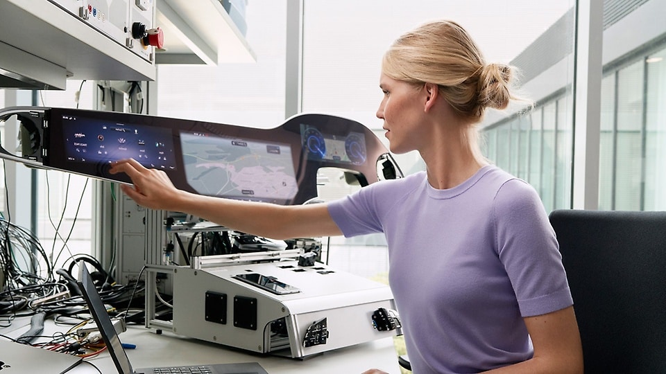 Mercedes-Benz Operating System | Mercedes-Benz Group > Karriere > Über ...