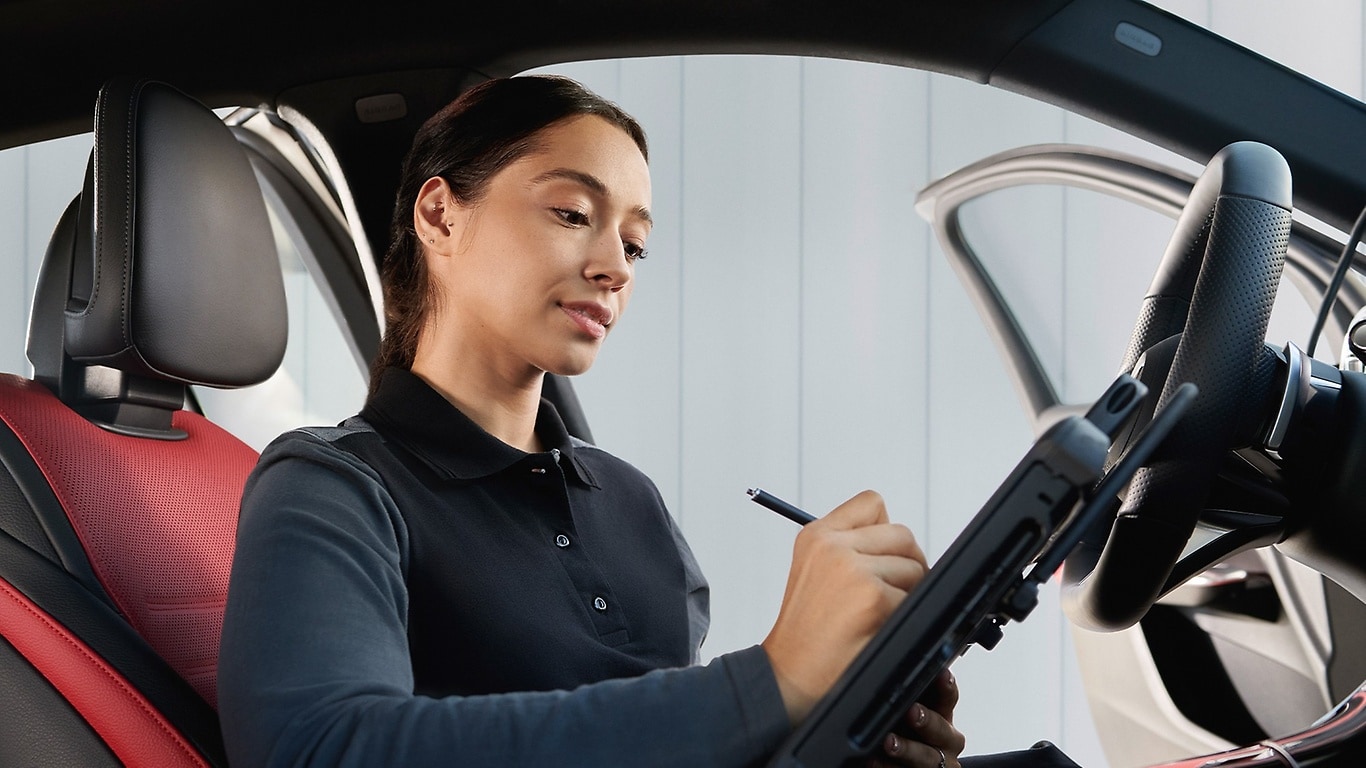 Mercedes-Benz Operating System, MB.OS interviews, software experts ...