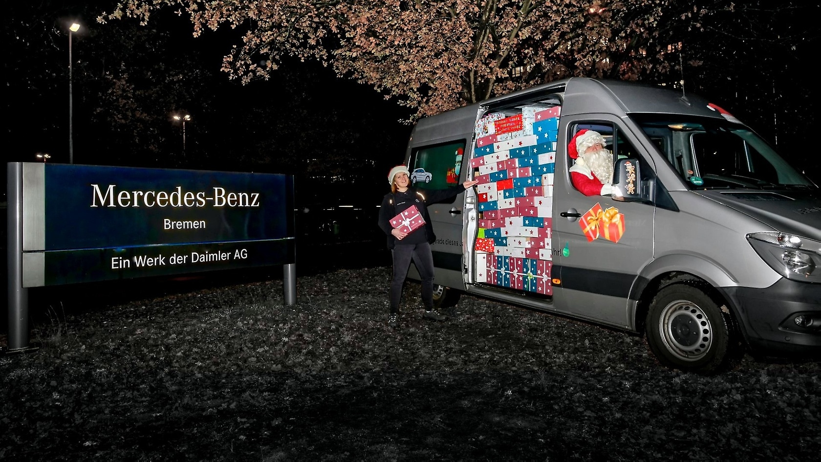 Mercedes-Benz is "giving a smile" for Christmas | Mercedes-Benz Group ...