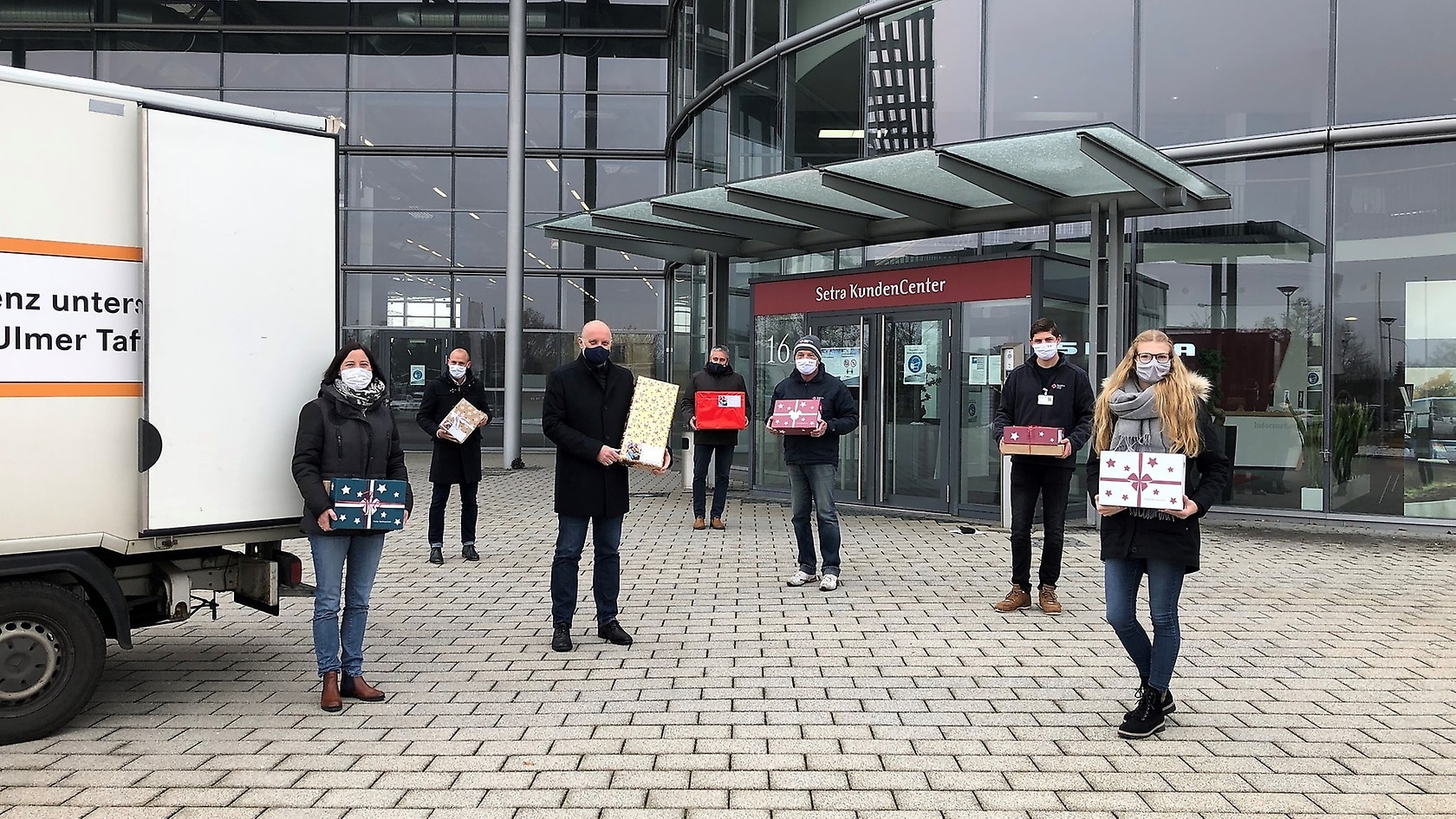 Mercedes-Benz is "giving a smile" for Christmas | Mercedes-Benz Group ...