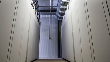 Large-scale storage ensures grid stability | Mercedes-Benz Group ...