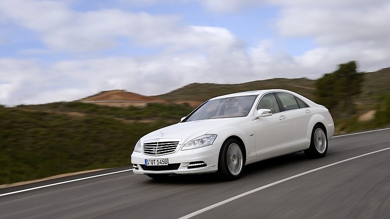 The merger between Daimler-Benz and Chrysler to DaimlerChrysler AG ...