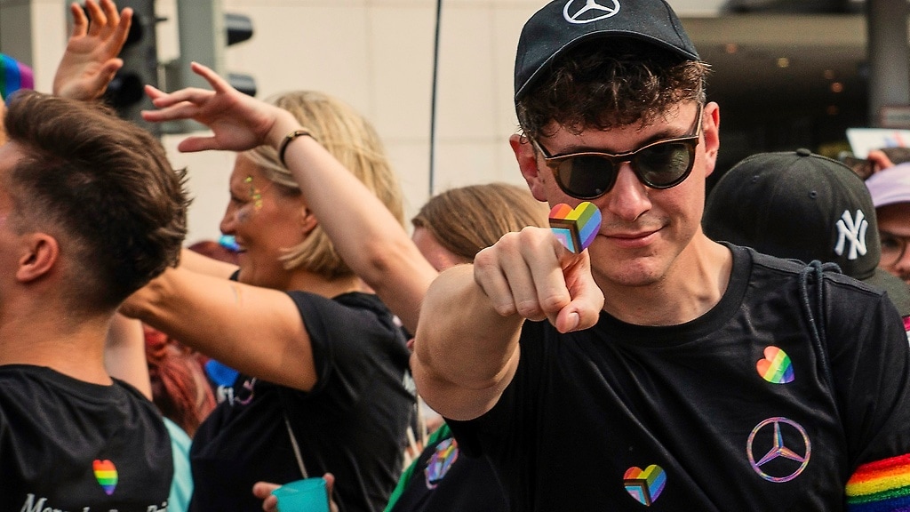 Pride at Mercedes-Benz | Mercedes-Benz Group > Sustainability > People ...